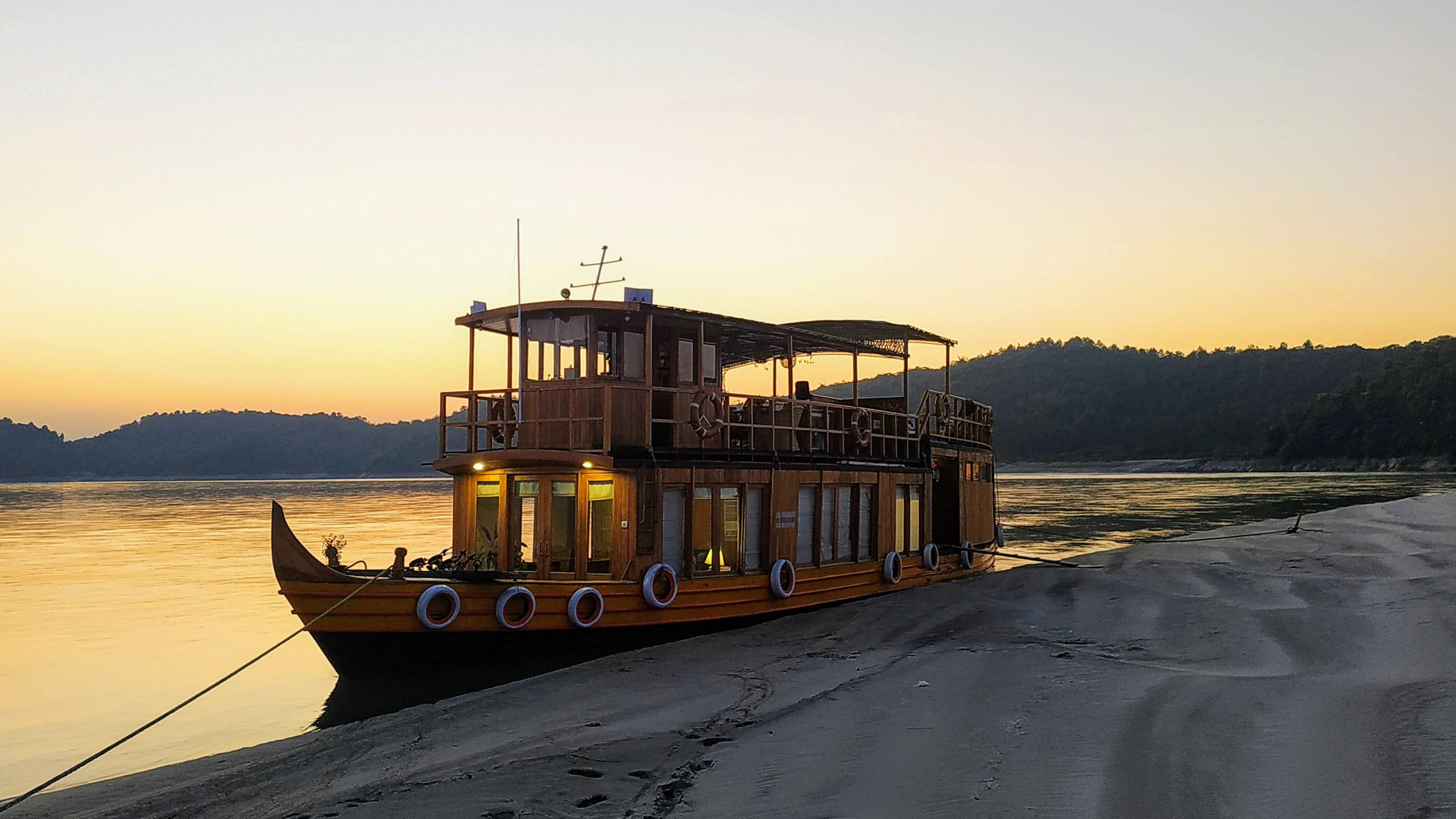 MV Rudra Singha - Luxury Hotel In Kaziranga National Park | Jacada Travel